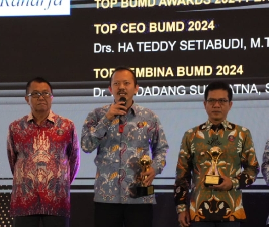 Inilah Top BUMD Award 2024 yang Diterima Bupati Bandung dan Dirut Perumda Air Minum Tirta Raharja.